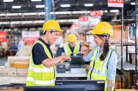 대형 창고 보관 창고에서 일하는 직원 연수생 포장 상자를 확인하고 계산대에서 스캔 25 29세에 대한 스톡 사진 및 기타 이미지 25 29세 2명 계산대 Istock