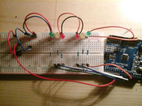 Come Creare Due Semafori Azionati Da Un Pulsante Circuito E Codice