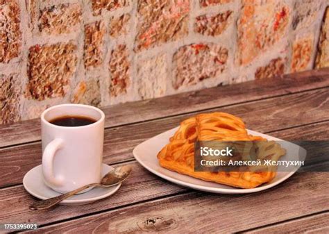 숟가락이 달린 접시에 커피 한 잔과 나무 테이블에 과일 잼이 든 빵 3 개가 달린 접시 가득 찬에 대한 스톡 사진 및 기타 이미지 가득 찬 갈색 갈색 배경 Istock