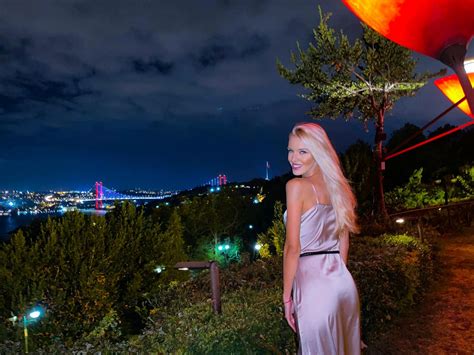 Натали Трифонова навърши 30 в убийствена рокля на романтично място Вижте и младата ѝ майка