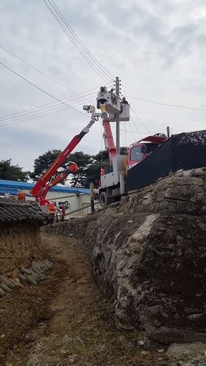 위험한 전기공사 전신주 전기공사 크레인작업 바가지 아 위험 Youtube