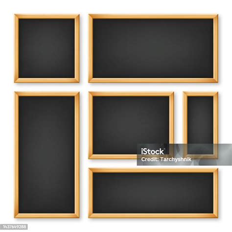 나무 프레임에 현실적인 다양한 칠판 블랙 레스토랑 메뉴 보드 학교 칠판 텍스트 또는 그림을위한 글쓰기 표면 빈 광고 또는