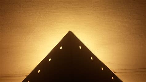 무료 이미지 태양 밤 햇빛 별 내부 집 기념물 저녁 선 반사 피라미드 어둠 램프 방 조명 장식 생활 사치 디자인 신전 삼각형 대칭