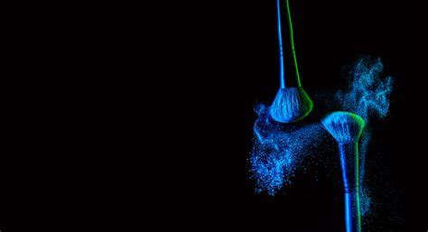 검은 배경에 파우더 블러쉬 폭발화장품 브러시를 구성합니다 스킨 케어 또는 패션 컨셉 좋은 파란색 네온 조명 여유 공간 0명에 대한 스톡 사진 및 기타 이미지 Istock