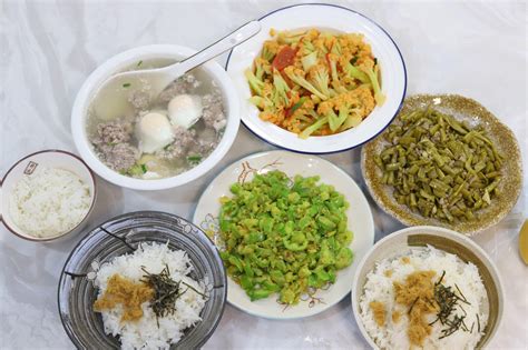 母子三人的晚餐，有荤有素搭配全，您看这档次，算不算小康 知乎