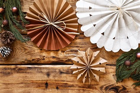 겨울 휴가 장식 나무 테이블에 크레이프 종이로 만든 종이 눈송이와 팬 자연의 미학 제로 폐기물 수제 Gits Diy 0명에 대한 스톡 사진 및 기타 이미지 Istock