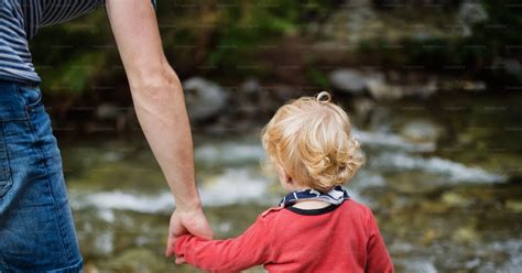 여름날 강에서 행복한 어린 소년과 함께 알아볼 수 없는 아버지 후면도 사진 Unsplash의 가족 이미지