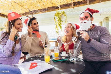 인공 콧수염과 입술 스틱을 들고 카페에서 즐거운 시간을 보내는 친구들의 쾌활한 그룹 20 29세에 대한 스톡 사진 및 기타 이미지 20 29세 4 명 가을 Istock