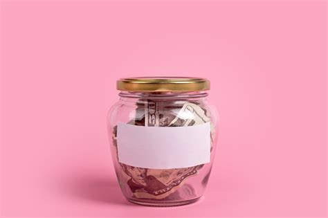 빈 라벨 금융 저축 유리 돈 항아리에 미국 달러 빈 스티커 메모 종이와 돈 상자 현금으로 가득 항아리 돈 개념을 저장 비용 계획 및 제어 텍스트에 대한 여유 공간 0명에