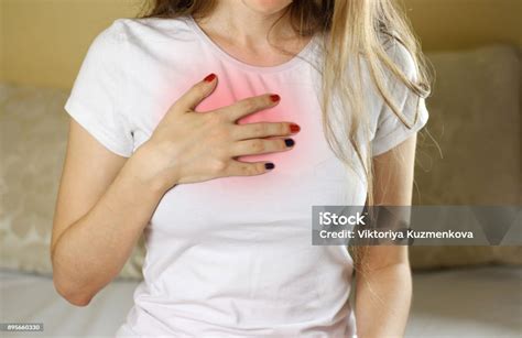 여자는 가슴에 통증이 있다 그의 가슴 위에 손을 보유 하고있다 근접 촬영 폐에 대한 스톡 사진 및 기타 이미지 폐 고혈압의 건강관리와 의술 Istock