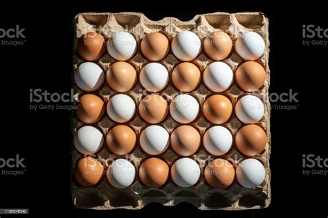 검은 배경에 대각선 구성에서 배열 된 노란과 백색 닭 계란의 포장 갈색에 대한 스톡 사진 및 기타 이미지 갈색 건강한 생활방식 계란상자 Istock