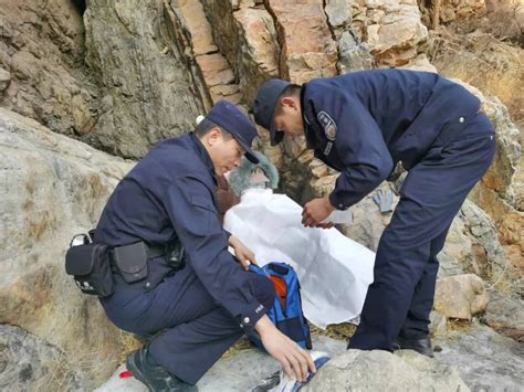 女子游玩被砸伤 他们徒步3小时往返14公里救援 澎湃号·政务 澎湃新闻 The Paper