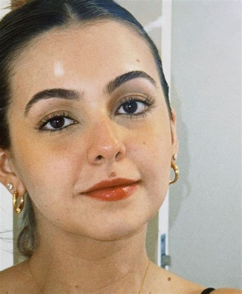 Klara Castanho Esbanja Beleza Em Selfies No Espelho