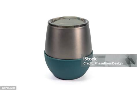 티타늄 그레이 텀블러 컵 및 플라스틱 캡이 있는 녹색 실리콘 고무 0명에 대한 스톡 사진 및 기타 이미지 0명 녹색 단일