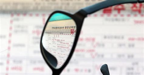 안경을 벗어야 가까운 게 보이지만