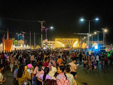 ភ្ញៀវទេសចរជាង៤០ម៉ឺននាក់បានចូលរួមពិធីបុណ្យទន្លេអំឡុងពេលចាប់ផ្ដើម២ថ្ងៃ សុីសុីថាមស៍