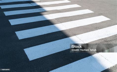 길을 건너는 보행자를 위한 횡단보도 횡단 보도 얼룩말 횡단 0명에 대한 스톡 사진 및 기타 이미지 0명 거리 건널목 Istock