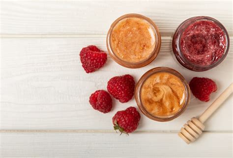 하얀 나무에 라즈베리를 곁들인 꿀 항아리 감기약 건강과 미용을위한 유용한 강화 잼 크림 꿀 채식주의 식단 유기농 제품 복사 공간 텍스트 배치 0명에 대한 스톡 사진 및 기타