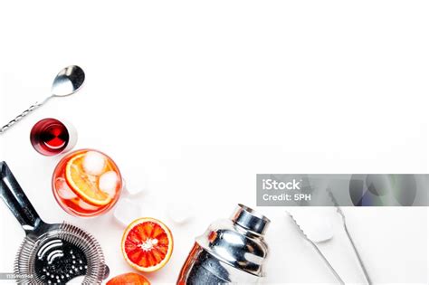 드라이 진 레드 버 입 레드 비터 오렌지와 아이스 큐브를 사용한 인기 있는 알콜 칵테일 네 그라스 흰색 배경 바 도구 상단 보기 텍스트에 대 한 장소 마실 것에 대한 스톡