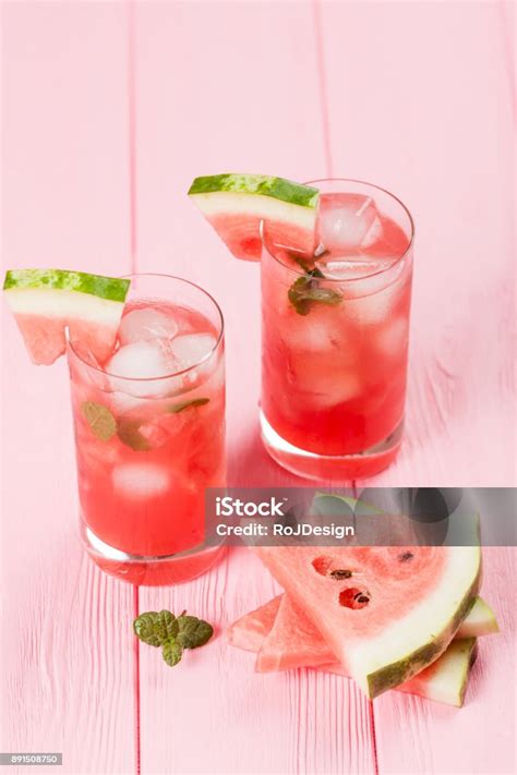 수 박 레모네이드를 얼음과 민트 잎입니다 빨간색과 녹색 Ripes와 익은 베리 레몬 하 네 수 제 이드 차가운 수 박 차 유리입니다 상쾌한 여름 음료입니다 나무 배경 칵테일