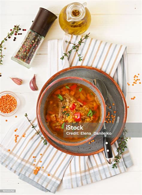 빨간 렌즈콩 고기 빨간 파프리카와 향기로운 향으로 식욕을 돋 우는 수프 플랫이 하다 상위 뷰 건강한 생활방식에 대한 스톡 사진 및 기타 이미지 Istock