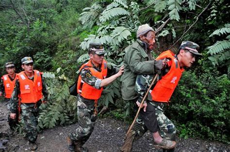 四川平武洪溪村突发泥石流 4人受伤1人失踪