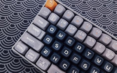 洛斐水泥灰＆山东舰键帽图赏 自从用上了洛斐，我就学会用不同的键帽，去搭配自己的键盘，随着他家键帽不断的更新，设计也越来越出色，选择也越来越多