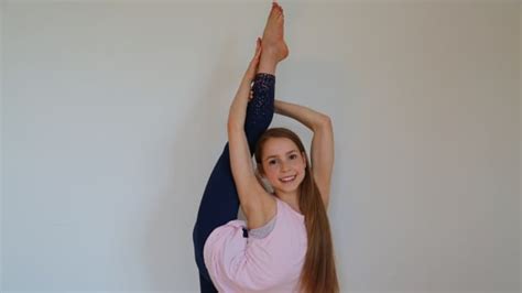 17 Year Old Contortionist Gains Online Success By Teaching Others The Splits Cbc News