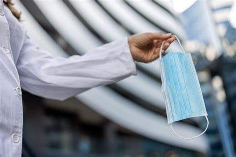 마스크를 들고 손 바이러스로부터 건강 웰빙 및 안전을 위해 도로에서 야외 및 근접 촬영 사람 의료용 Ppe 및 바이러스 박테리아 및 도시 거리의 자유에 대한 천 25 29
