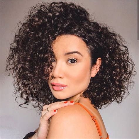 Красиви прически за къдрава къса и средна коса За Жената