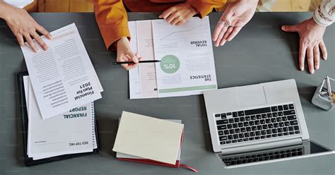 경제학자 그룹이 회의에서 데이터와 함께 재무 문서를 논의하는 동안 사업가가 통계를 설명하는 위의 견해 사진 Unsplash의 그래프 이미지