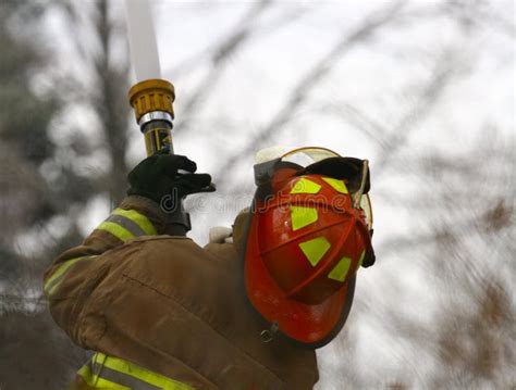 Junger Junge Im Sturzhelm Des Feuerwehrmannes Stockfoto Bild Von Pretend Feuer
