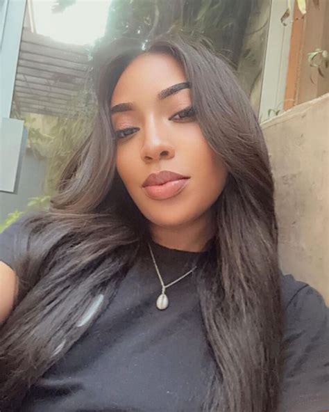 04 Photos Zeyna Ndour Lélégance Séduisante