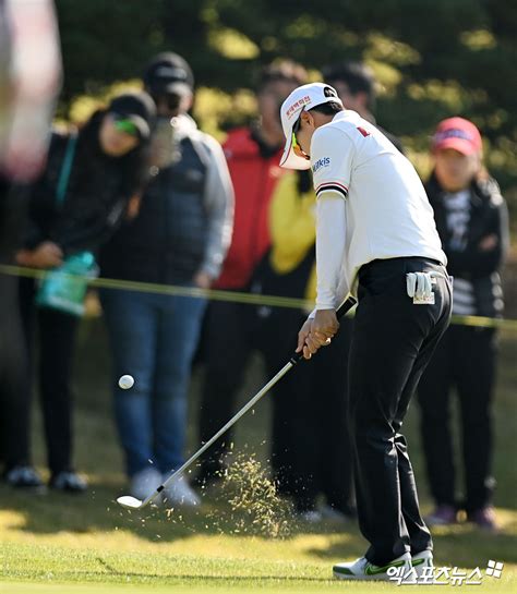 김효주 볼을 띄어서 포토