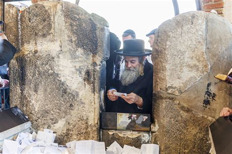 תאו ואתכנשו להילולא בקערעסטיר ג אייר תשפג שידור חי מהציון הק ומסעודות ההילולא רבתי