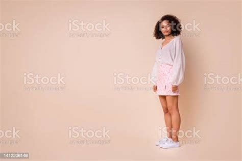 달콤한 귀여운 숙녀의 전체 길이 사진 흰색 상단 산책 빈 공간 고립 베이지 색 배경 착용 20 24세에 대한 스톡 사진 및 기타 이미지 20 24세 갈색 머리 감정
