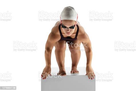 흰색 배경에 고립 된 수영에서 연습하는 아름다운 난쟁이 여성 난쟁이에 대한 스톡 사진 및 기타 이미지 난쟁이 여자 한 명의 여자만 Istock