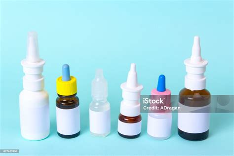 비 드랍 스와 코 감기 치료를 위한 스프레이 병 고 녹색 바탕에 약의 튜브 건강관리와 의술에 대한 스톡 사진 및 기타 이미지 건강관리와 의술 바이러스 방울 Istock