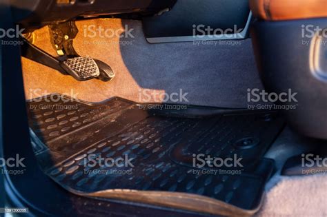 드라이 클리닝 전에 세부 차량을위한 워크샵의 조수석에 검은 고무의 더러운 자동차 바닥 매트 자동차 서비스 산업 세단의 내부 0명에 대한 스톡 사진 및 기타 이미지 Istock