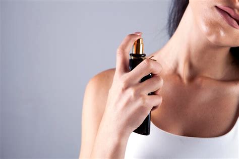Premium Photo Sensual Woman Applying Perfume On Her Body