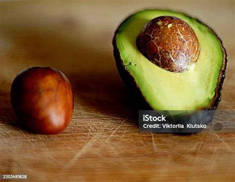 잘 익은 아보카도의 절반이 보드 위에 놓여 있고 그 옆에는 아보카도 씨앗이 있습니다 채식주의 다이어트 소프트 포커스 클로즈업 0명에 대한 스톡 사진 및 기타 이미지 Istock