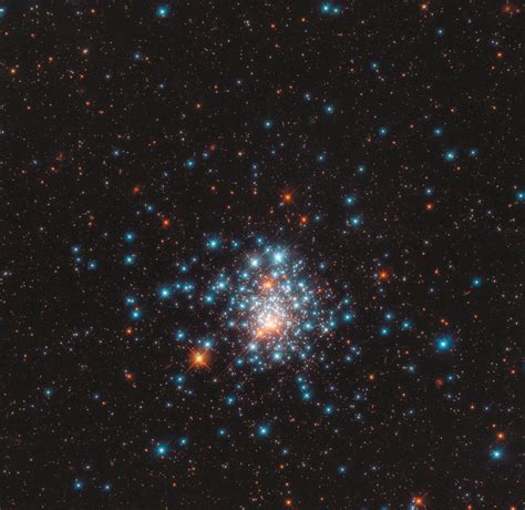 2世代の星々が同居する大マゼラン雲のカラフルな球状星団