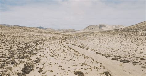 밝은 하늘과 산이 있는 모래 언덕과 사막이 있는 아름다운 경치 좋은 여행지 지구 온난화에 대한 사막화와 기후 변화의 개념