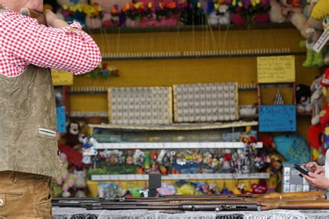 슈팅 갤러리는 옥 토 버 페스트에서 전통 이다 뮌헨 바바리아입니다 Carnival에 대한 스톡 사진 및 기타 이미지