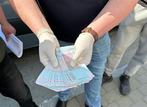 На Буковині прикордонник брав хабарі з чоловіків за незаконний перетин кордону фото Trueua