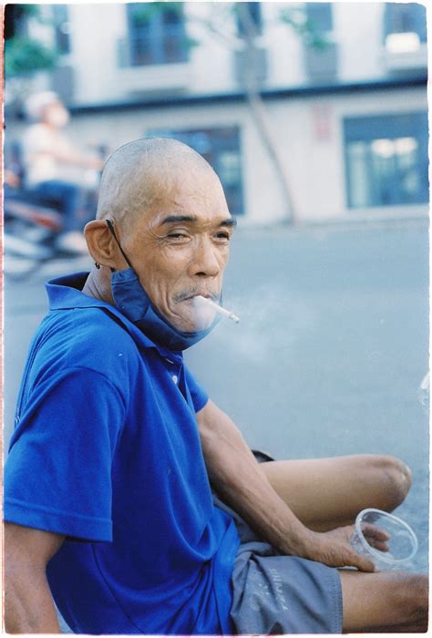 남자 눈을 감다 담배 담배를 피우는 사람 수직 쐈어 확대 흡연자 흰 셔츠에 관한 무료 스톡 사진