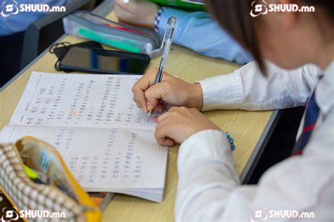 Сурах бичиг хүрэлцэхгүй сурагчид номоо сугалаагаар авч байна