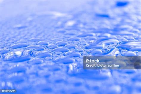 투명 한 여전히 물이 연한 파란색 배경에 떨어집니다 푸른 물 방울 유리에 비의 방울 블루 추상 물 드롭 배경입니다 물 표면 강에 대한 스톡 사진 및 기타 이미지 Istock