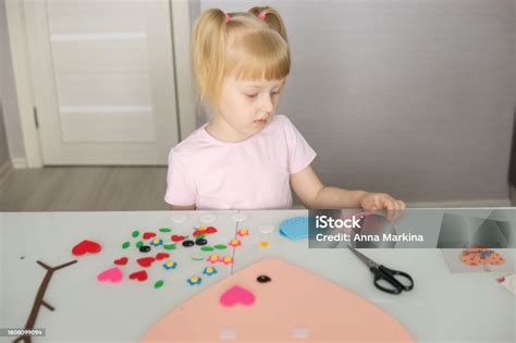 블로거 소녀는 발렌타인 데이를위한 펠트 공예품을 하트 모양으로 만듭니다 아이들의 창의력과 핸드메이드의 개념 2월에 대한 스톡 사진 및 기타 이미지 Istock