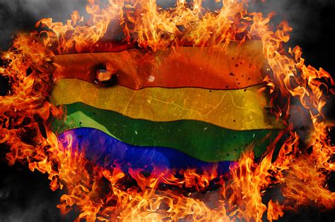 Konsep Toleransi Lgbt Membakar Bendera Pelangi Lgbt Pada Latar Belakang Konsep Toleransi Lgbt Membakar Bendera Pelangi Lgbt Pada Latar Belakang